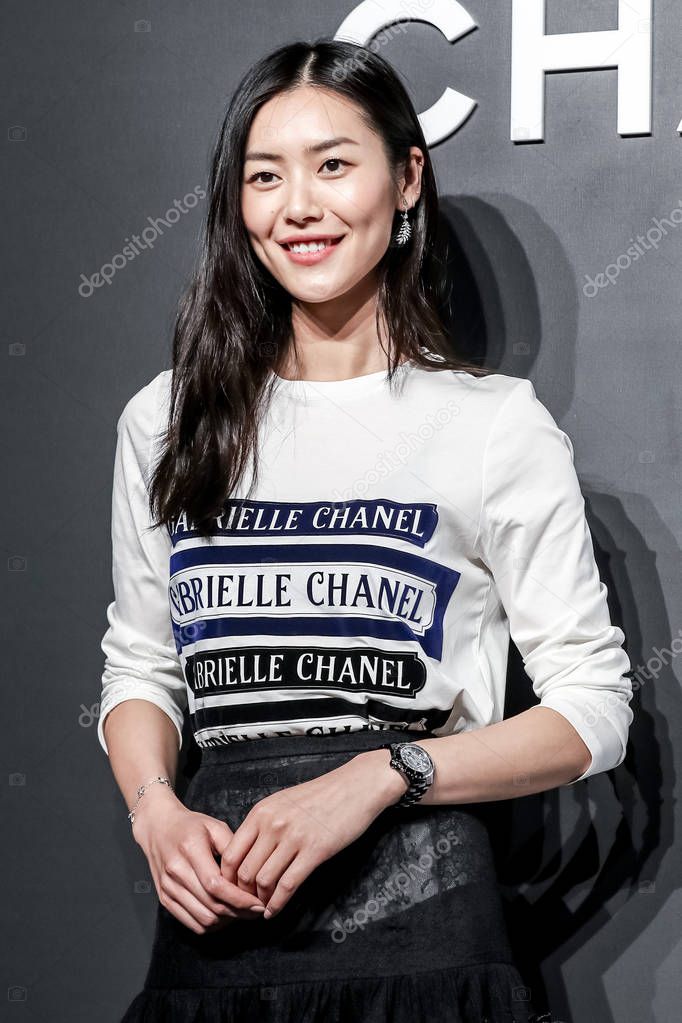 El modelo chino Liu Wen posa en la fiesta "Chanel J12" en Shanghai ...