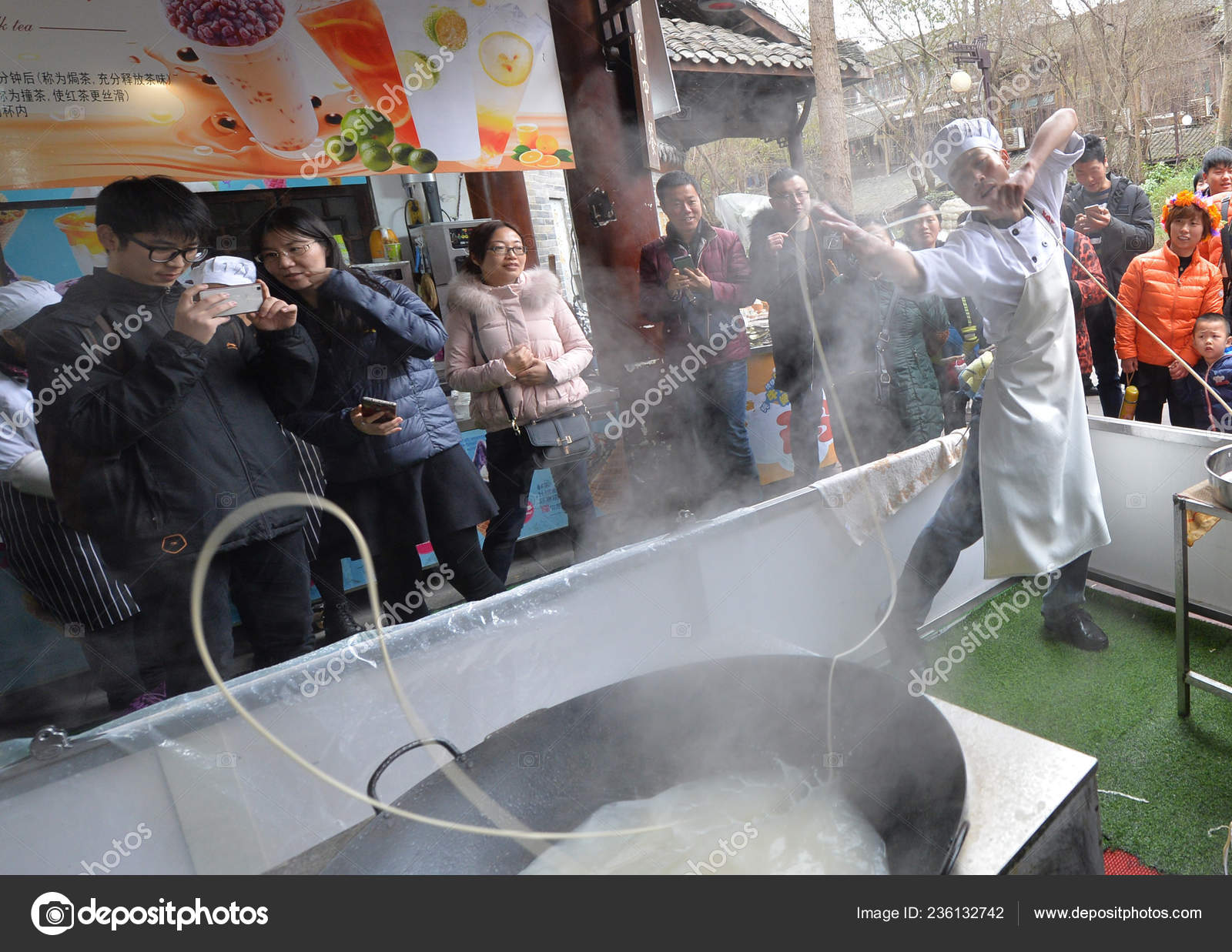 Year Old Chinese Man Tian Pulls One Strand Noddle Boiling — Stock ...