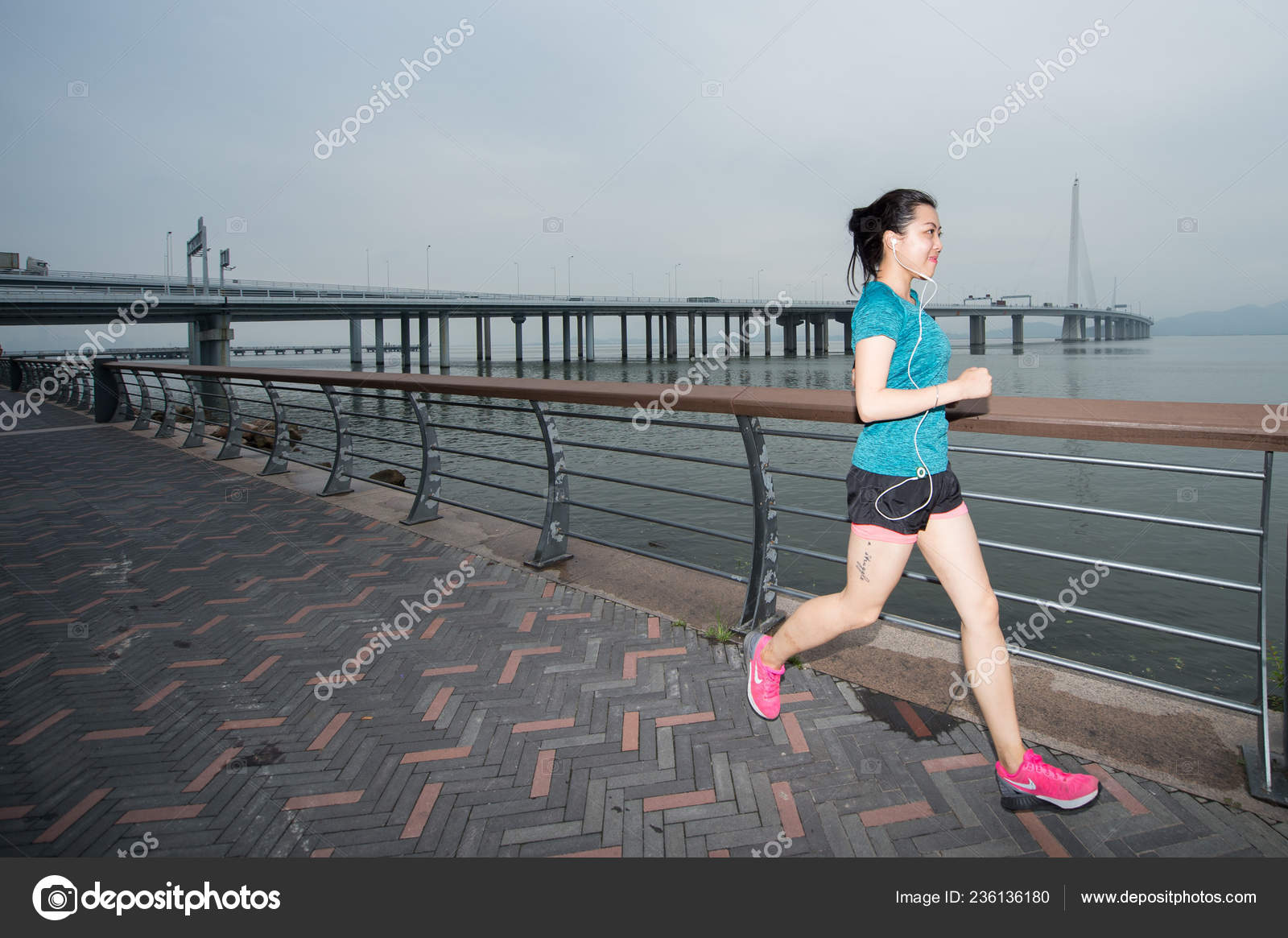 Chinese Running Enthusiast Jogs Shenzhen Bay Bridge Also Known Hong ...