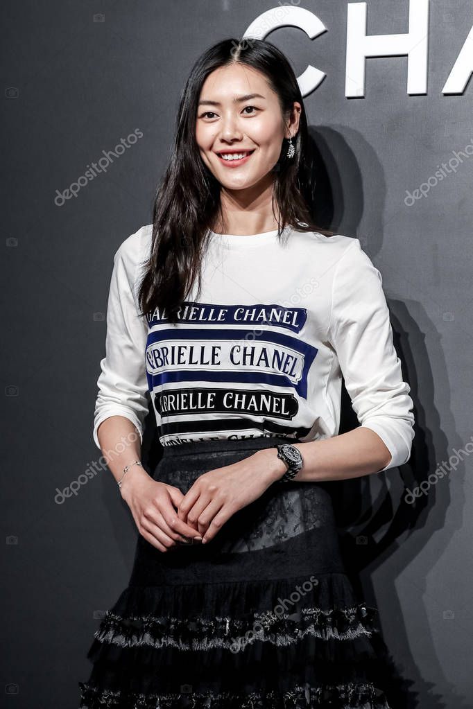 El modelo chino Liu Wen posa en la fiesta "Chanel J12" en Shanghai, China, 2 de junio de 2017. 2024