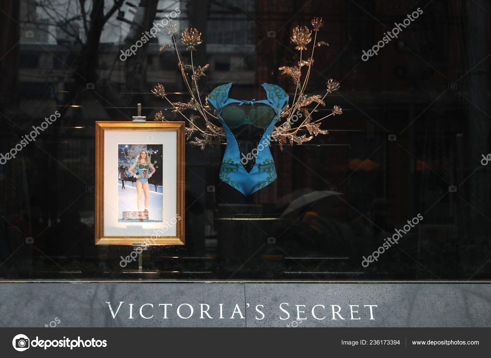 View Lingerie Display Showcase Victoria's Secret Flagship Store Huaihai ...