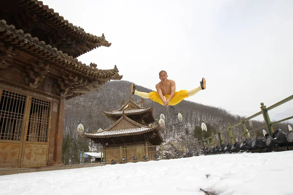Shaolin monk Stock Photos, Royalty Free Shaolin monk Images | Depositphotos