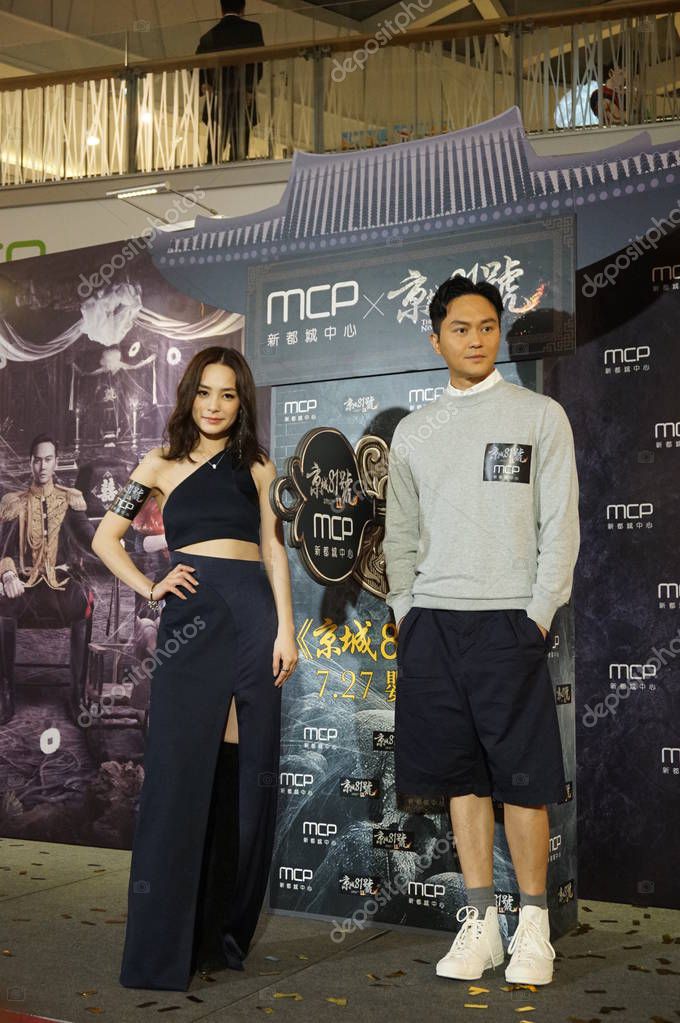 El actor de Hong Kong Julian Cheung, a la izquierda, cantante y actriz ...