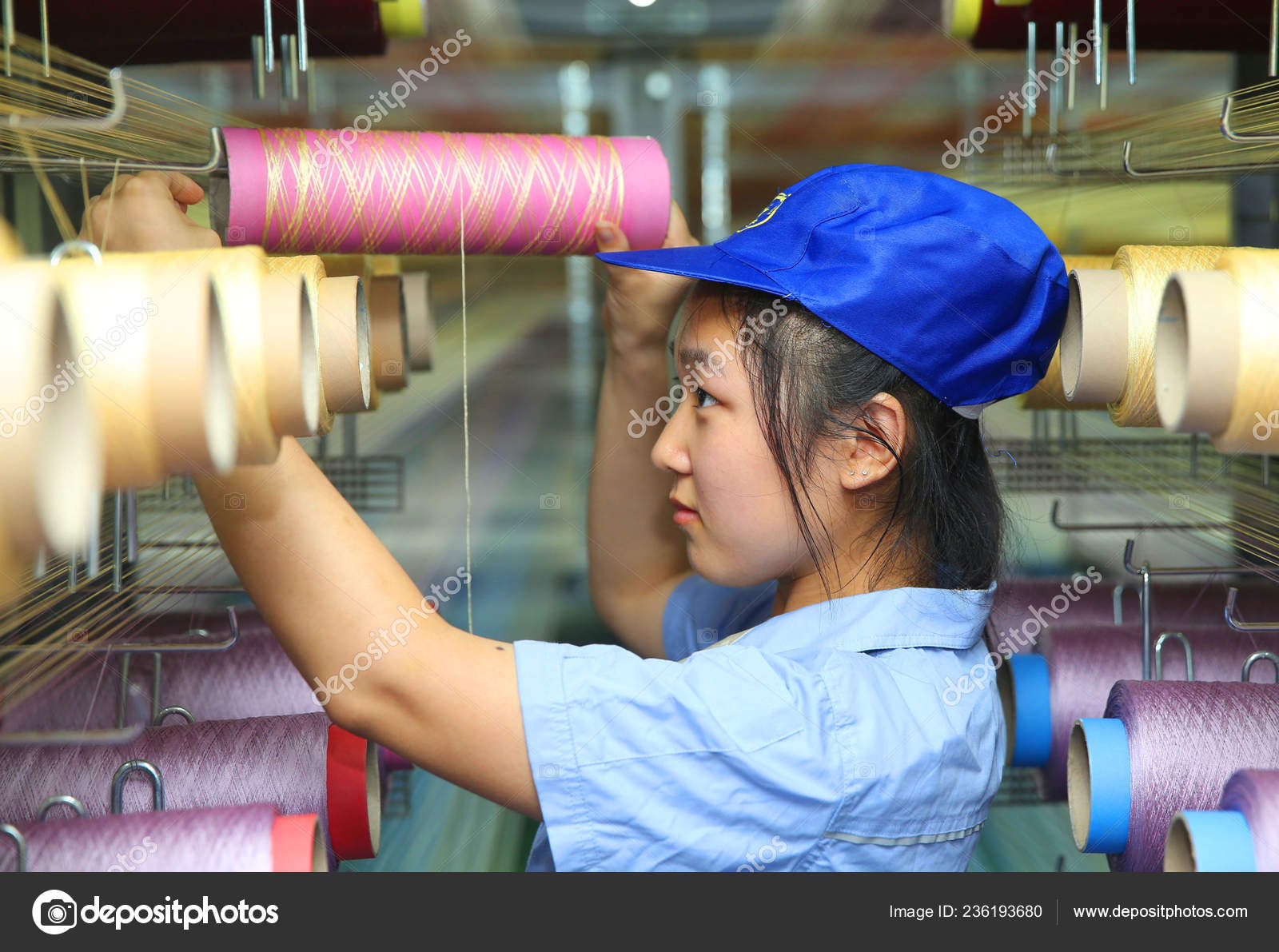 Female Chinese Worker Handles Production Yarn Textile Factory Xinyang County – Stock Editorial ...