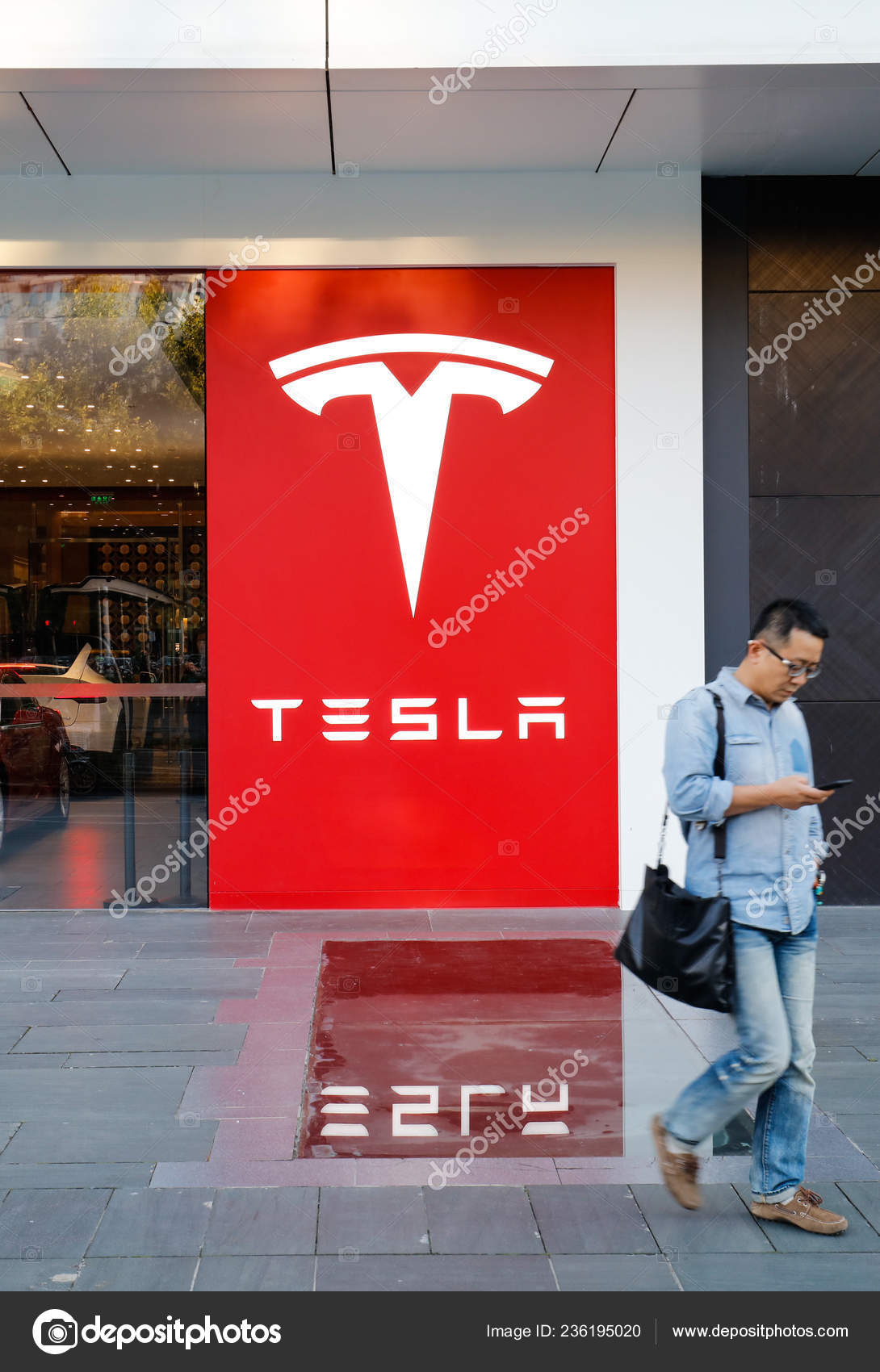 File Pedestrian Walks Experience Store Tesla Beijing China September ...