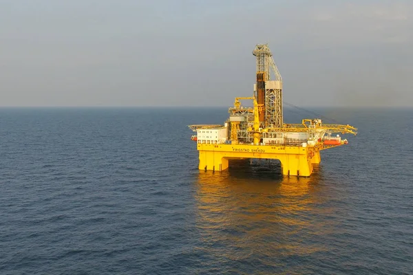 Ultra Deep Water Semi Submersible Drilling Rig Blue Whale Which – Stock ...