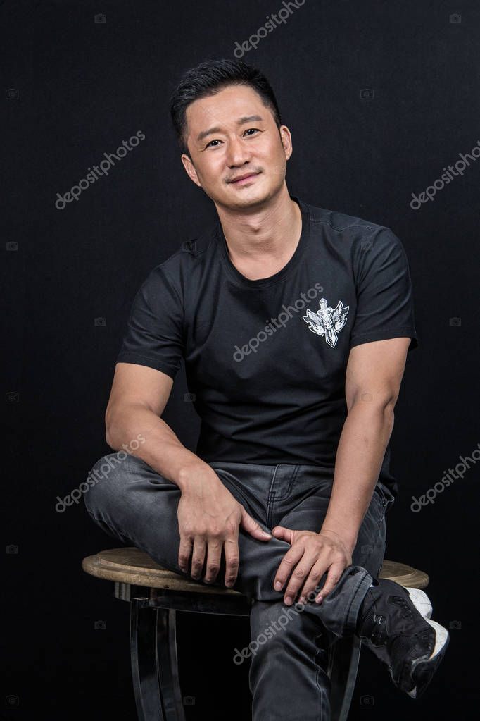 El actor chino Wu Jing posa para fotos de retratos durante una ...