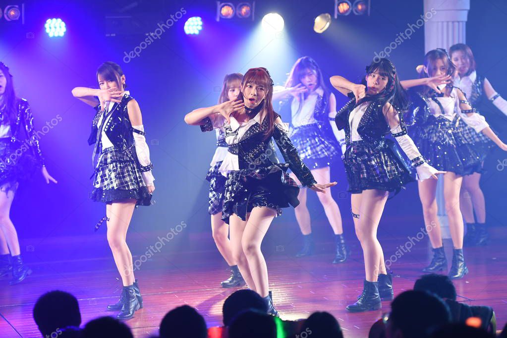 Miembros del grupo femenino ídolo chino SNH48 TEAM HII realizan durante ...