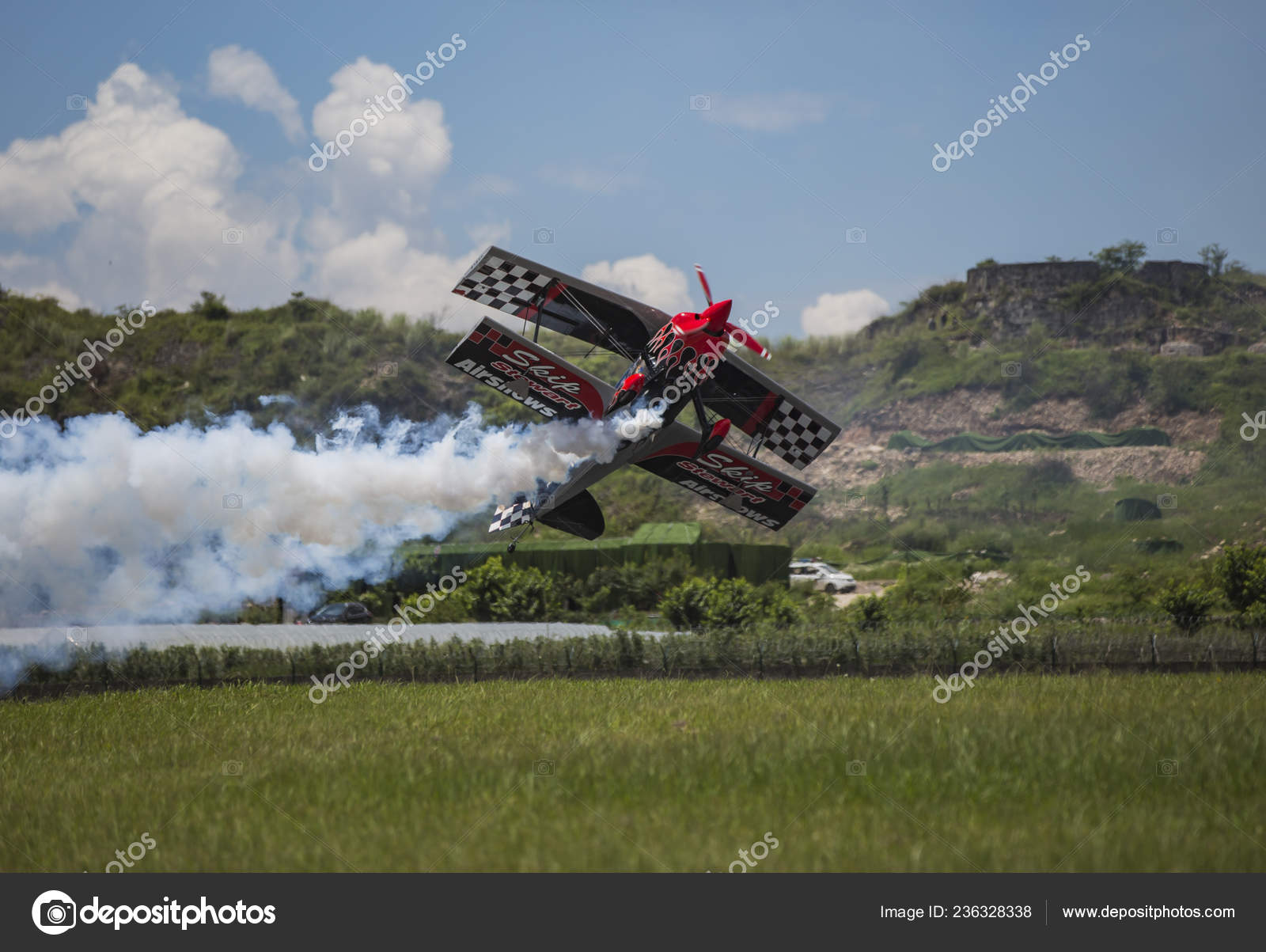 Aerobatic Aircraft Performs Aopa China Fly 2017 Air Show Huangping ...