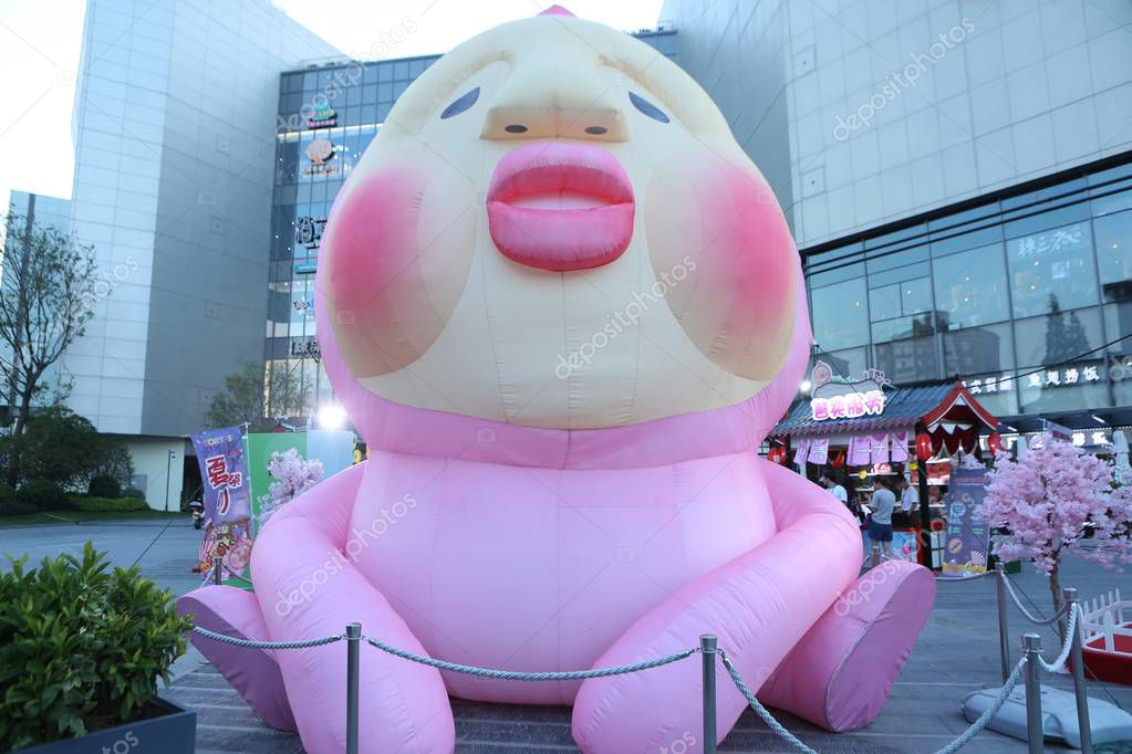 Kobitos inflables gigantes de 6 metros de altura, un popular personaje ...