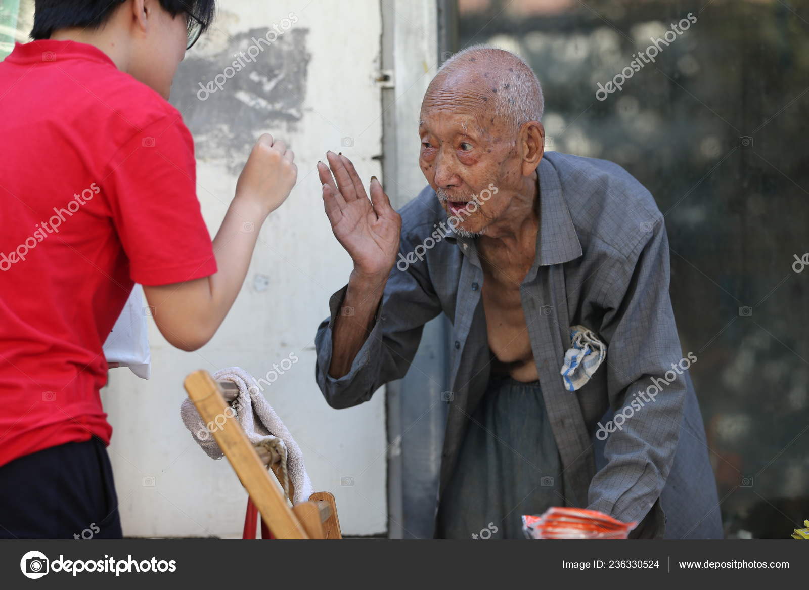 107 Year Old Chinese Man Wang Zhengrong Hard Hearing Interacts