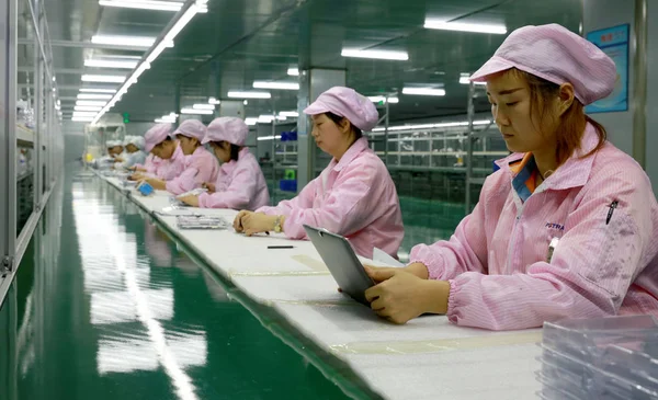 File Chinese Workers Produce Electronic Products Assembly Line Factory Huaying – Stock Editorial ...