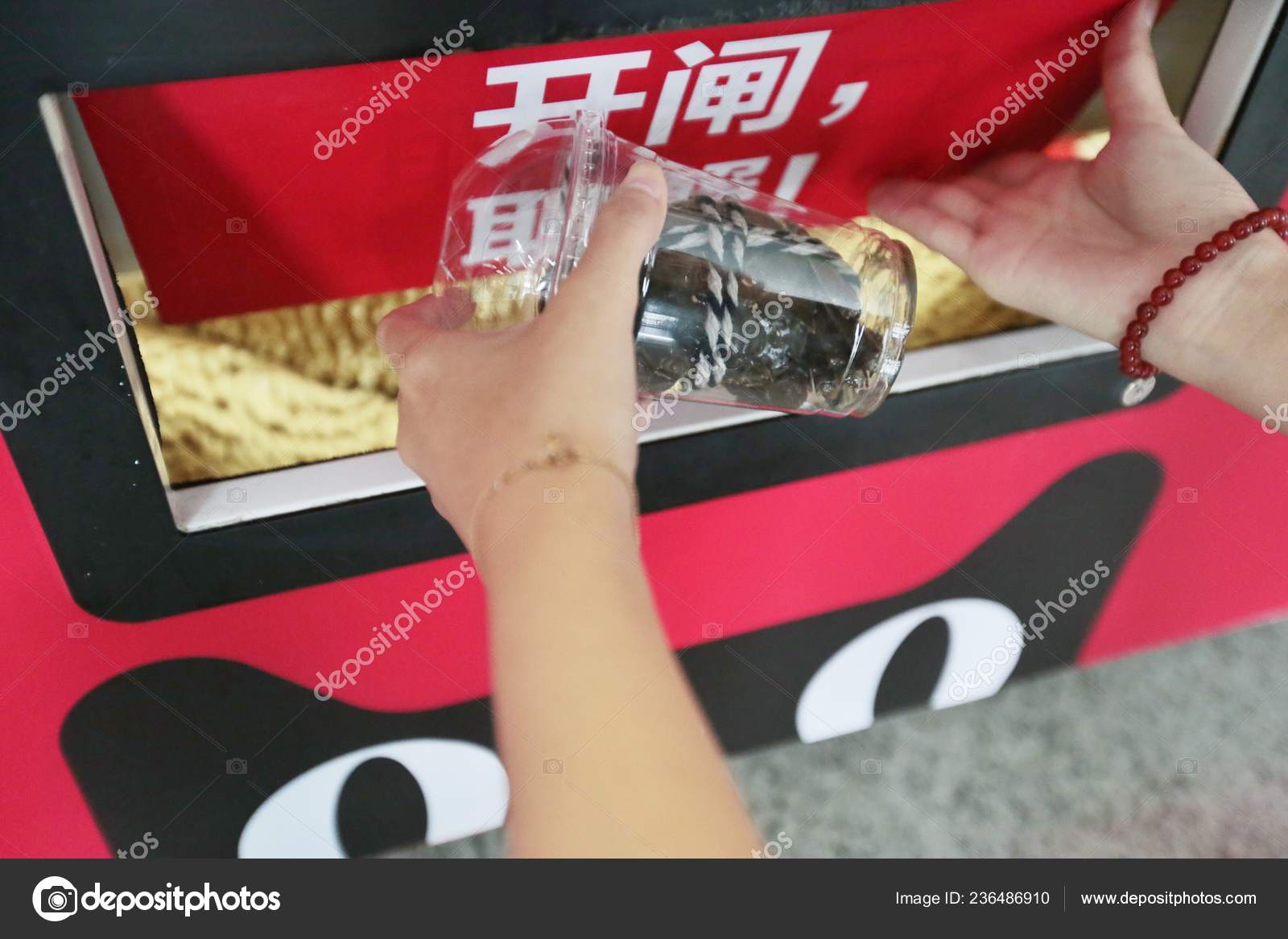Chinese Customer Gets Hairy Crab Vending Machine Headquarters Yiguo Fresh — Stock Editorial