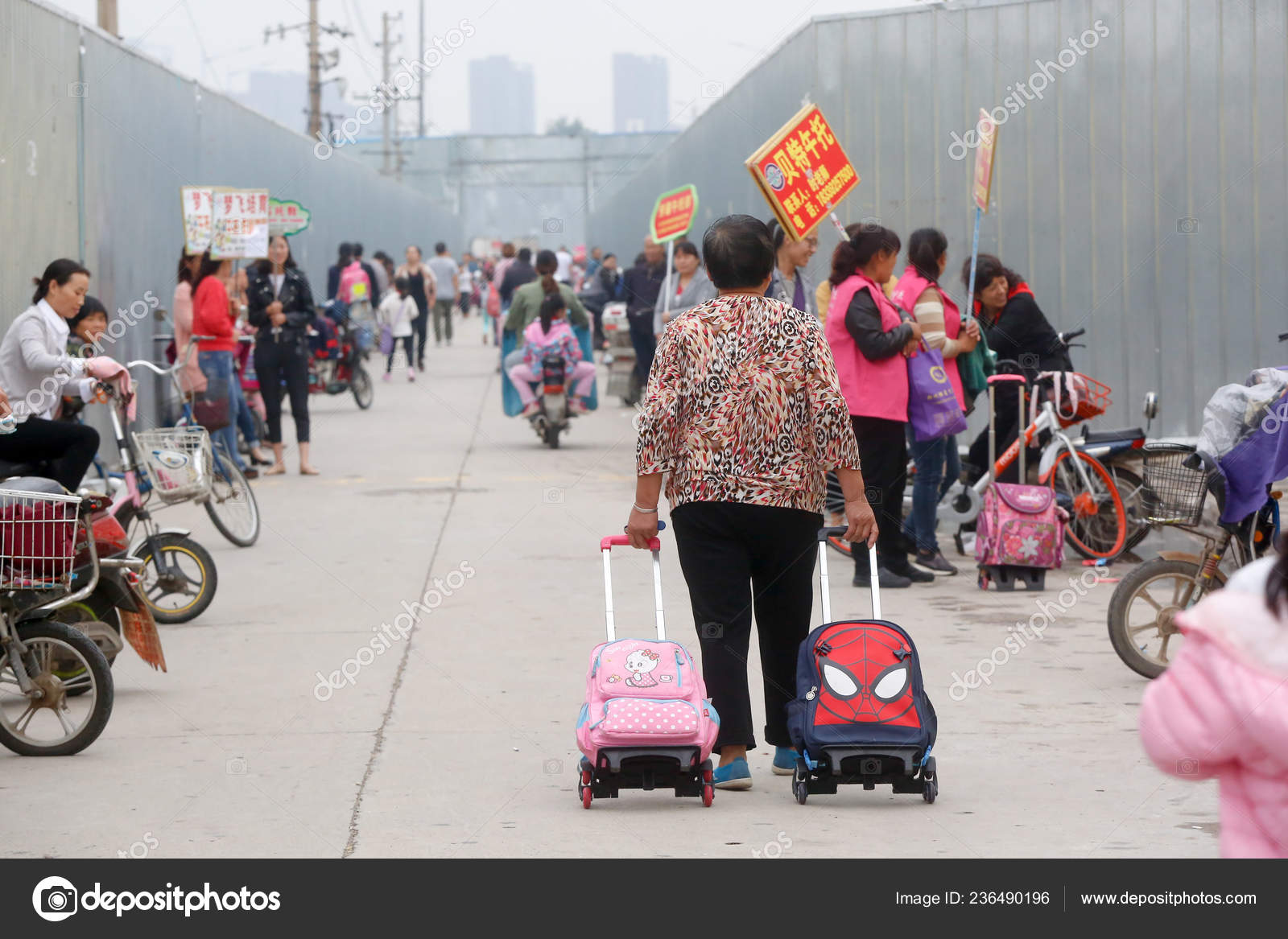 Primary Students Leave Primary School Surrounded Empty Field Huiji ...