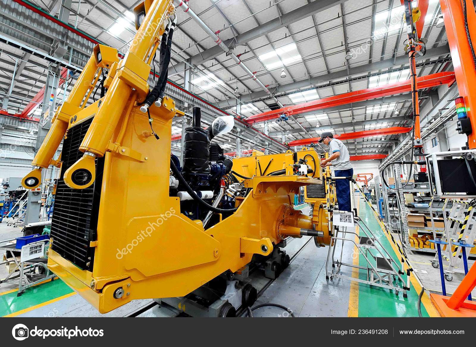 Chinese Workers Produce Machinery Assembly Line Factory Weifang City ...