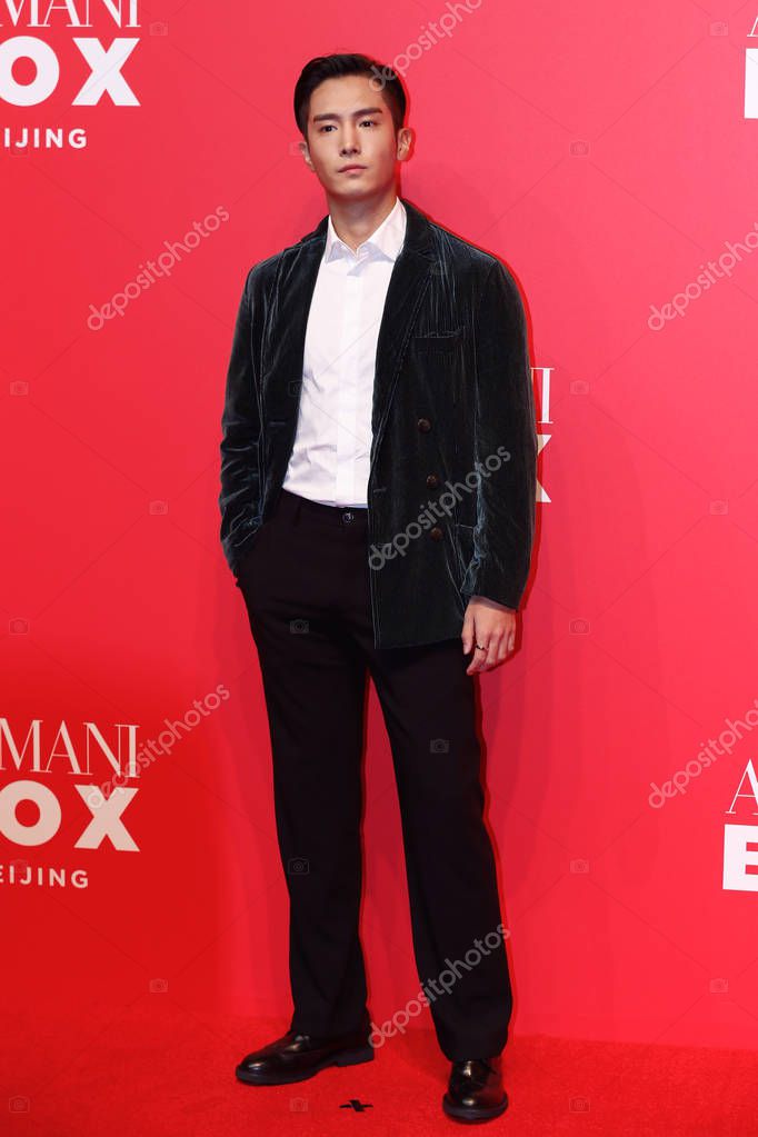 El actor chino Peter Sheng Yilun posa mientras llega a la alfombra roja ...