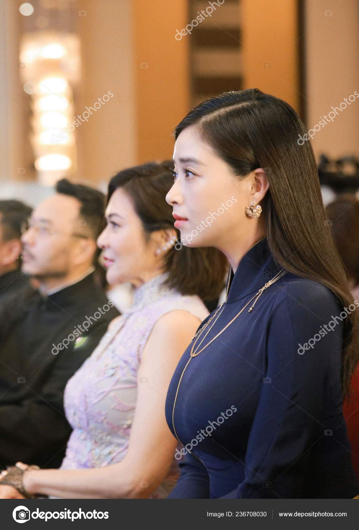 Atriz Chinesa Jiang Xin Frente Hong Kong Atriz Rosamund Kwan — Foto ...