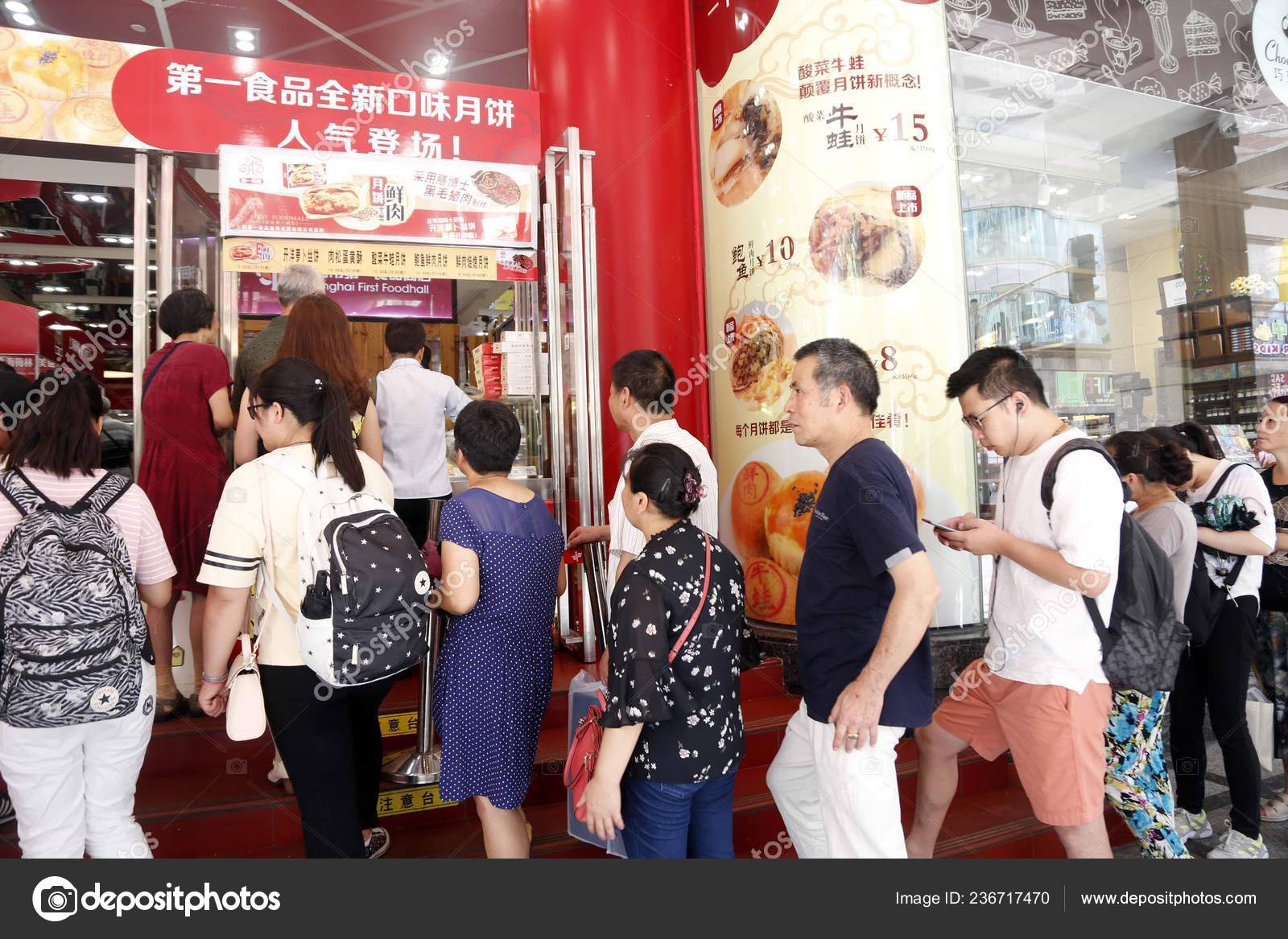Chinese Customers Queue Buy Mooncakes Stuffed Shrimp Cheese Bullfrog ...