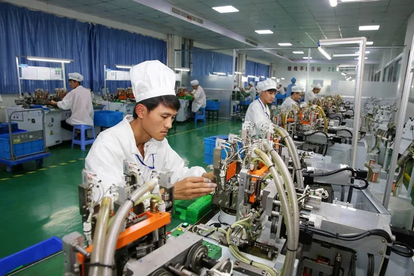 File Chinese Workers Produce Electronic Products Assembly Line Factory Huaying – Stock Editorial ...