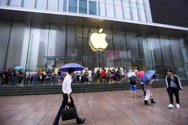 Apple store queue Stock Photos, Royalty Free Apple store queue Images ...
