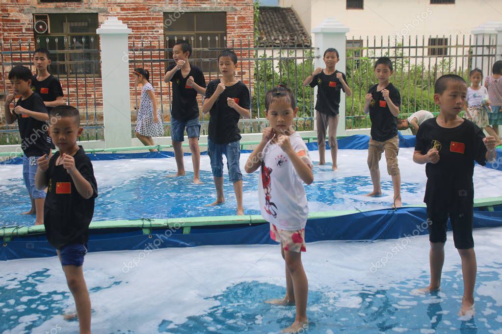 Los niños chinos practican artes marciales en una piscina para ...