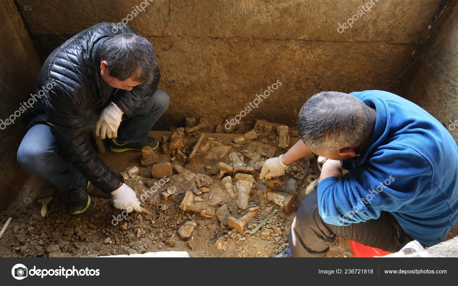 Chinese Archaeologists Unearth Relics Tomb Yang Jiazhen Who 18Th Generation – Stock Editorial ...