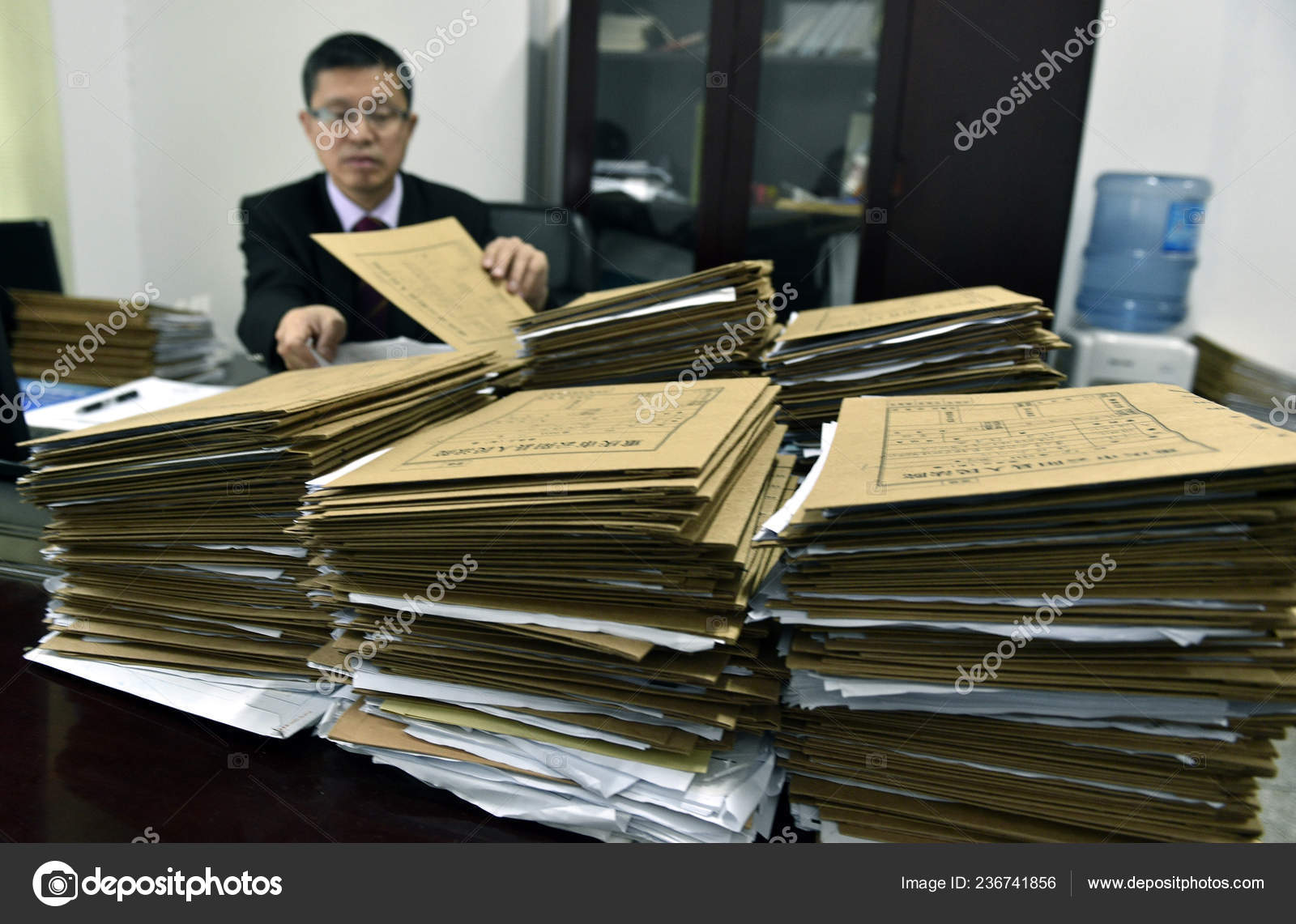 File Executive Judge Checks Documents Case Yunyang People's Court ...