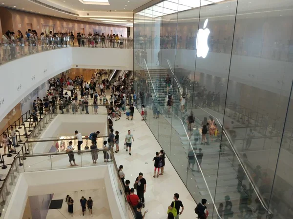 Apple store queue Stock Photos, Royalty Free Apple store queue Images ...