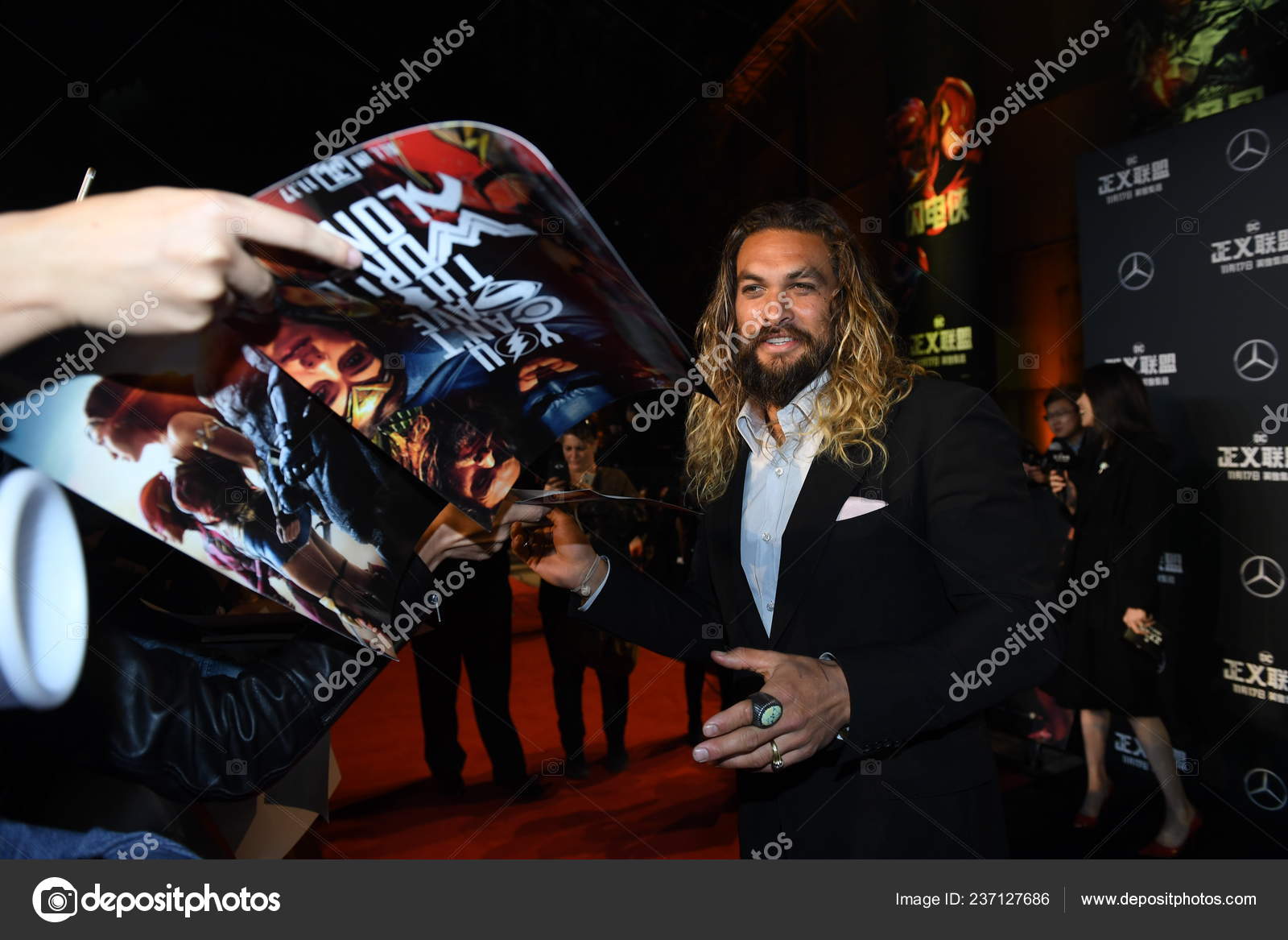 American Actor Model Jason Momoa Signs Autographs Fans Arrives Red ...