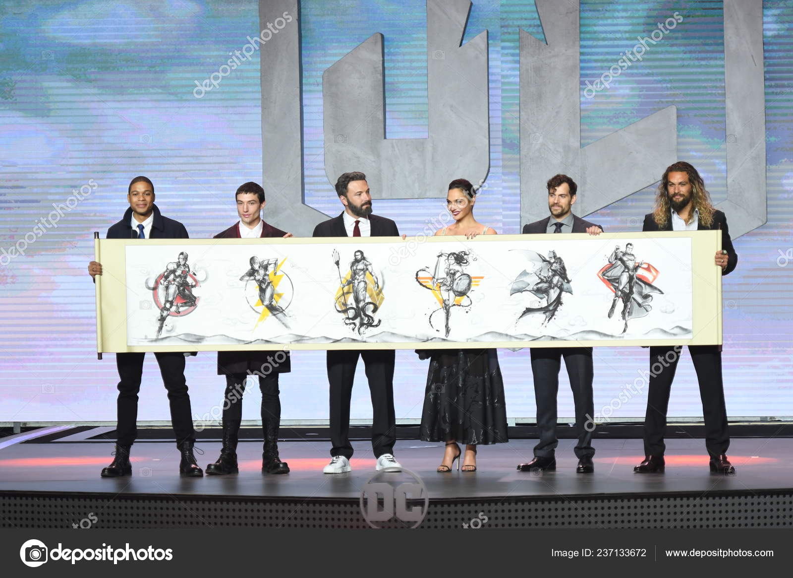 Desde Izquierda Actor Teatral Estadounidense Ray Fisher Actor Cantante ...