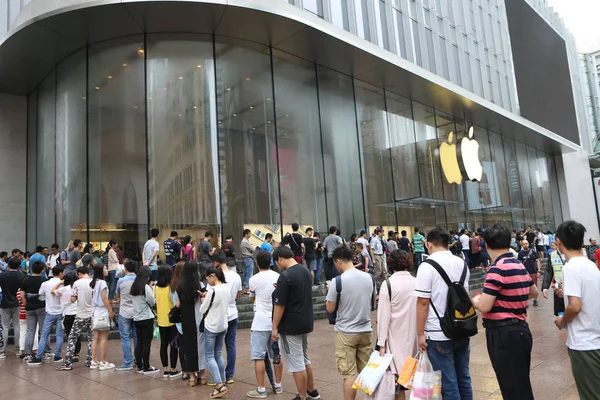 Apple store queue Stock Photos, Royalty Free Apple store queue Images ...