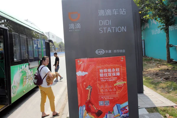Pedestrian Walks Pick Station Chinese Car Hailing App Didi Shanghai ...