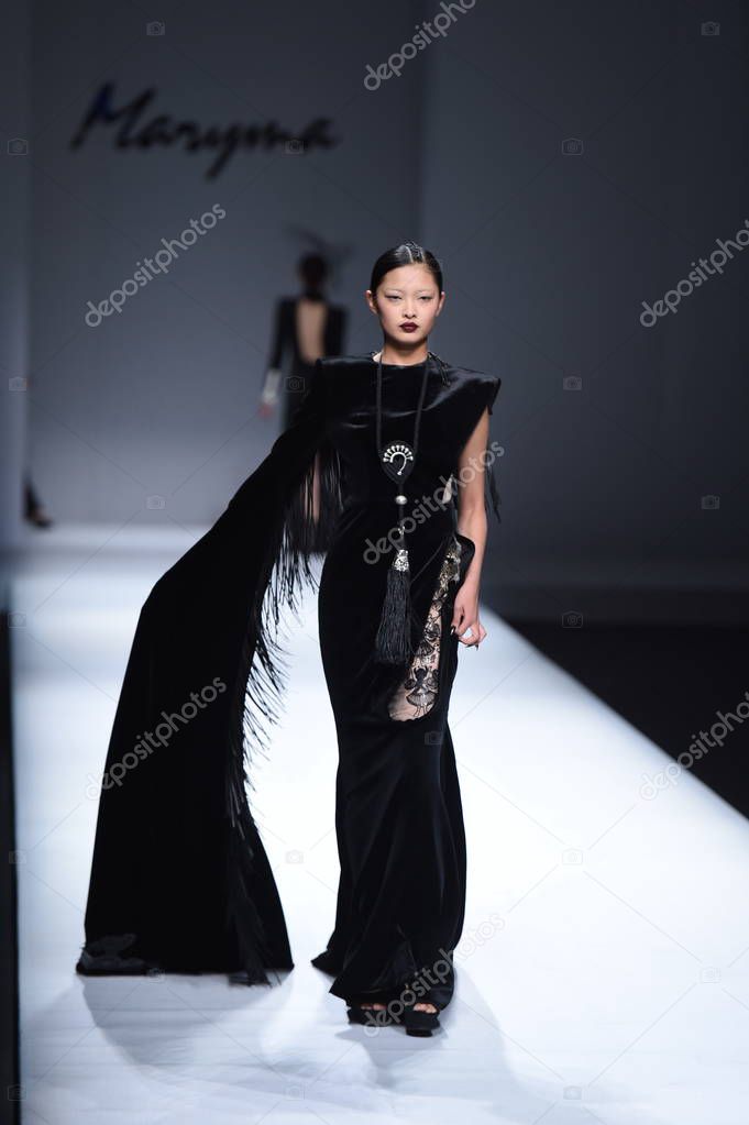 Una modelo muestra una nueva creación en el desfile de moda de Maryma ...