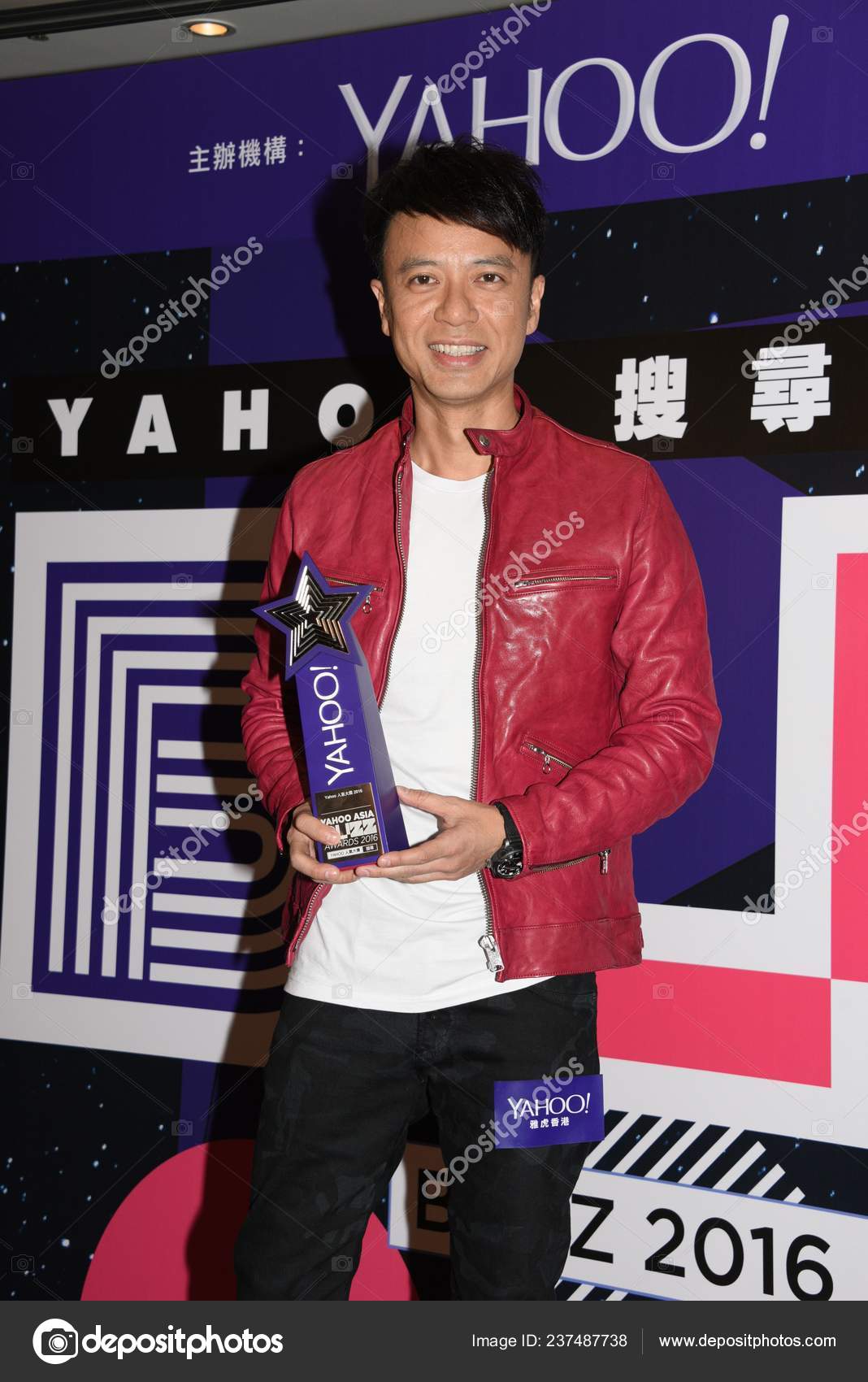 Hong Kong Singer Hacken Lee Poses His Trophy Presentation Ceremony ...