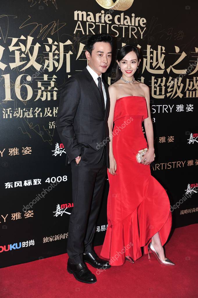 El actor chino Luo Jin, a la izquierda, y su novia actriz Tang Yan llegan en la alfombra roja ...