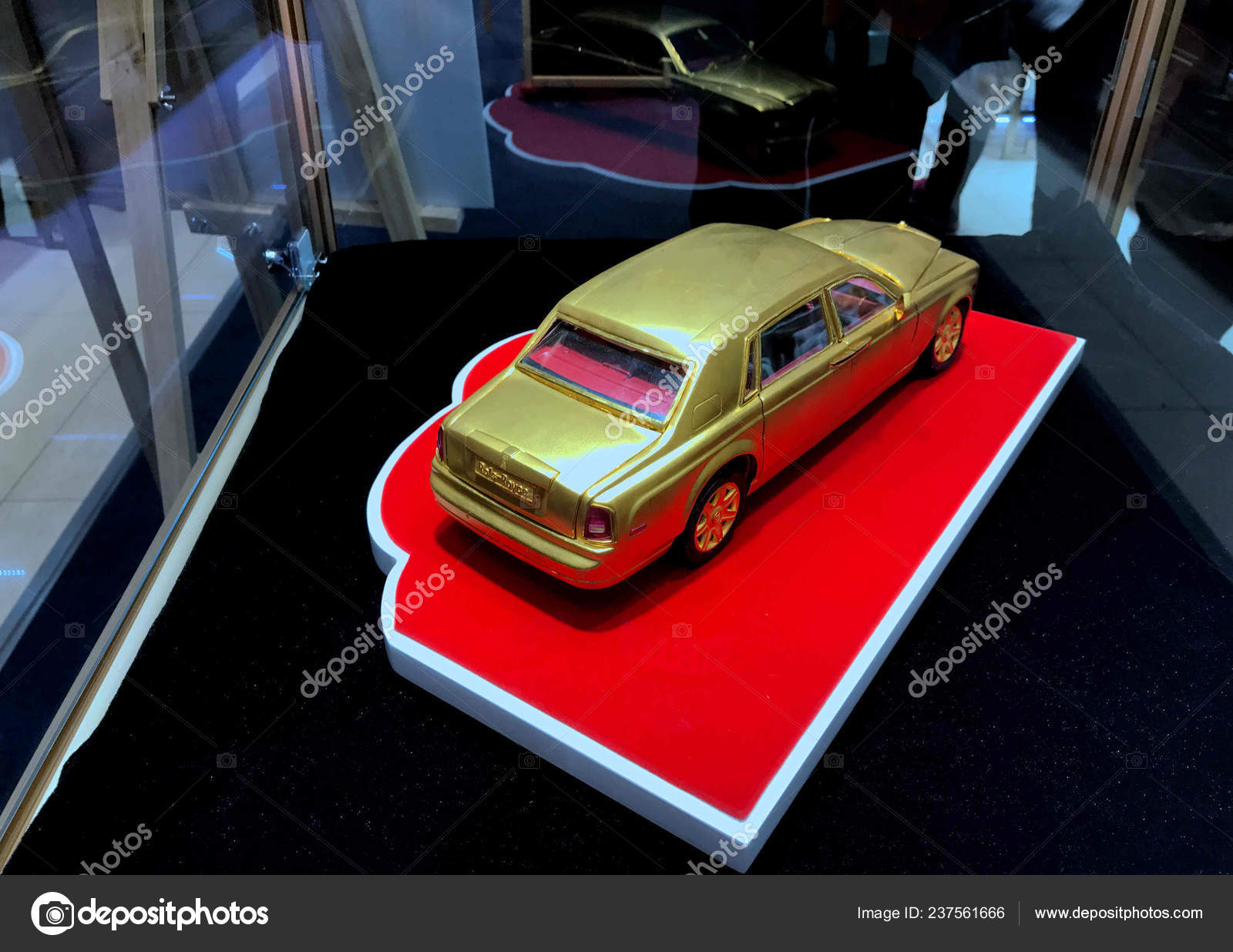 Gold Model Rolls Royce Phantom Luxury Car Display Gold Exhibition ...