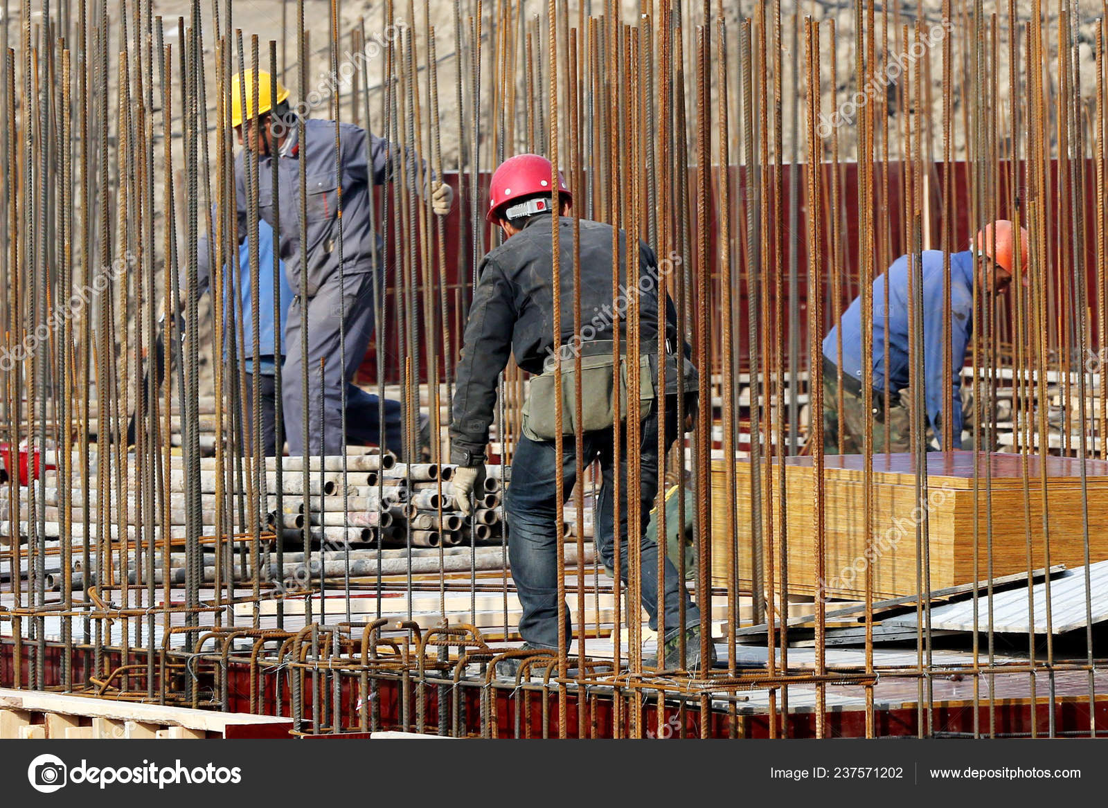 Chinese Migrant Workers Construct High Rise Apartment Building ...