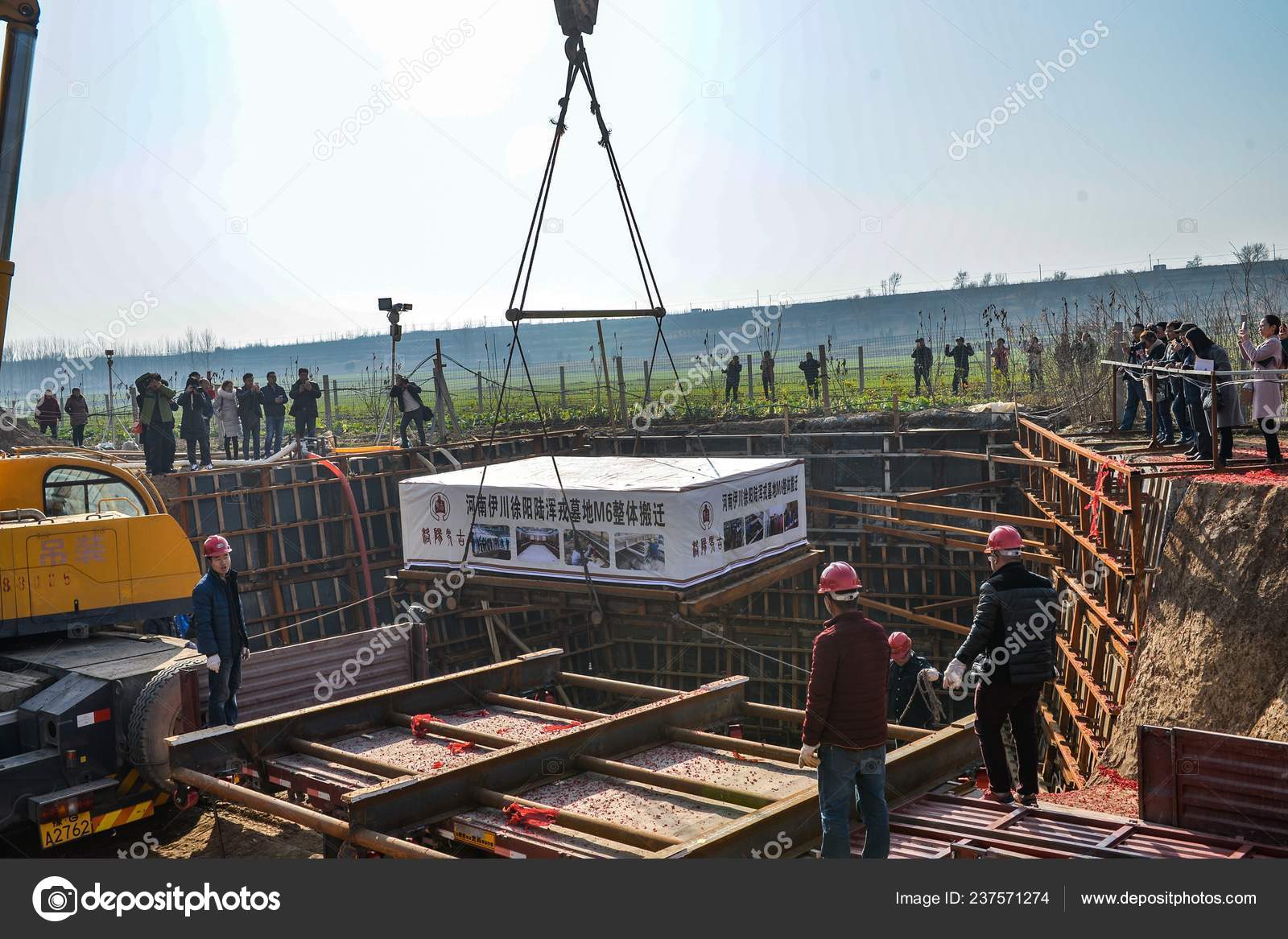Ancient Tomb Being Relocated Lifted Crane Luhunrong Cemetery Yichuan ...
