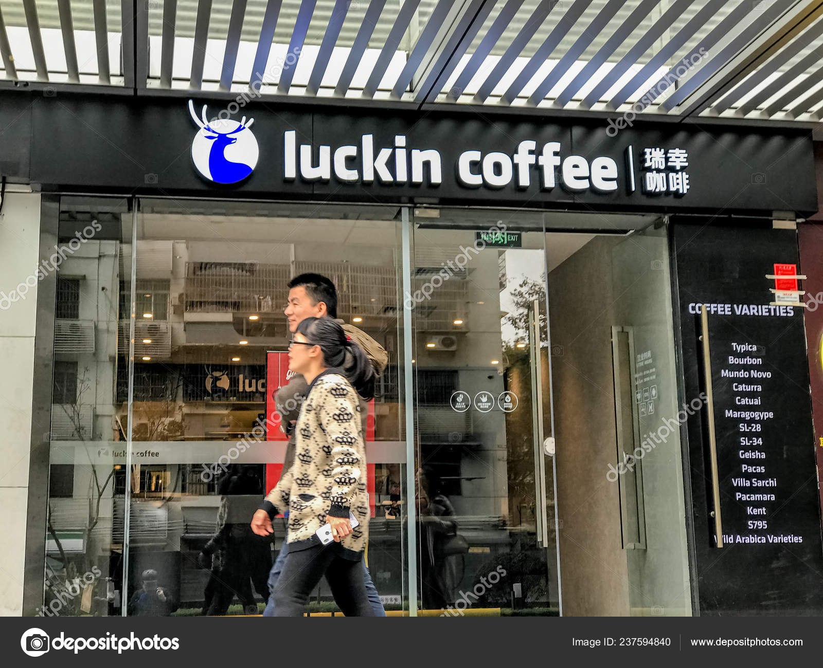 File Pedestrians Walk Store China's New Coffee Brand Luckin Coffee ...