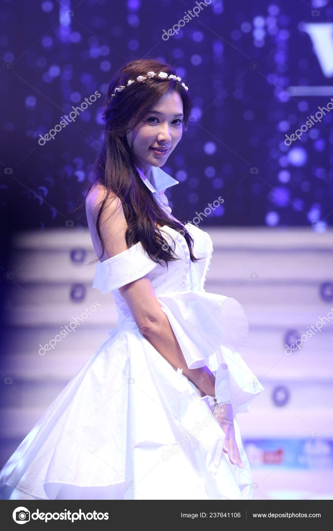 Taiwanese Model Actress Lin Chi Ling Clad Paper Dress Attends — Stock ...