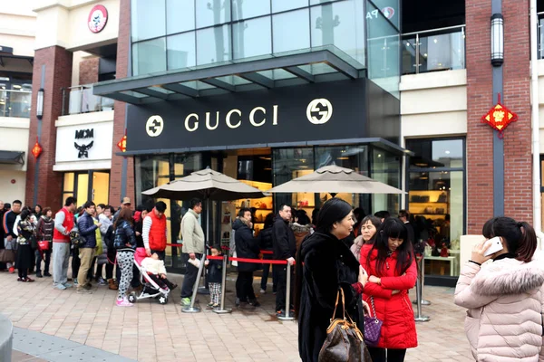 Queue outside store Stock Photos, Royalty Free Queue outside store ...