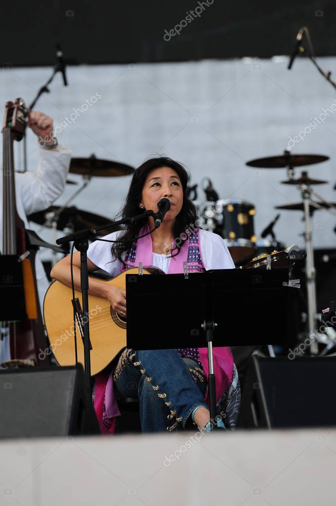 La cantante de bossa nova japonesa-brasileña Lisa Ono se presenta ...