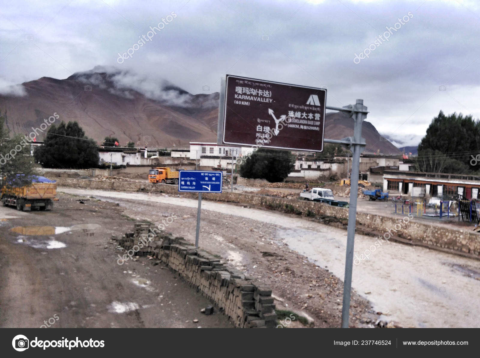 Road Signs Pictured Tashi Dzom Township Tingri County Shigatse ...