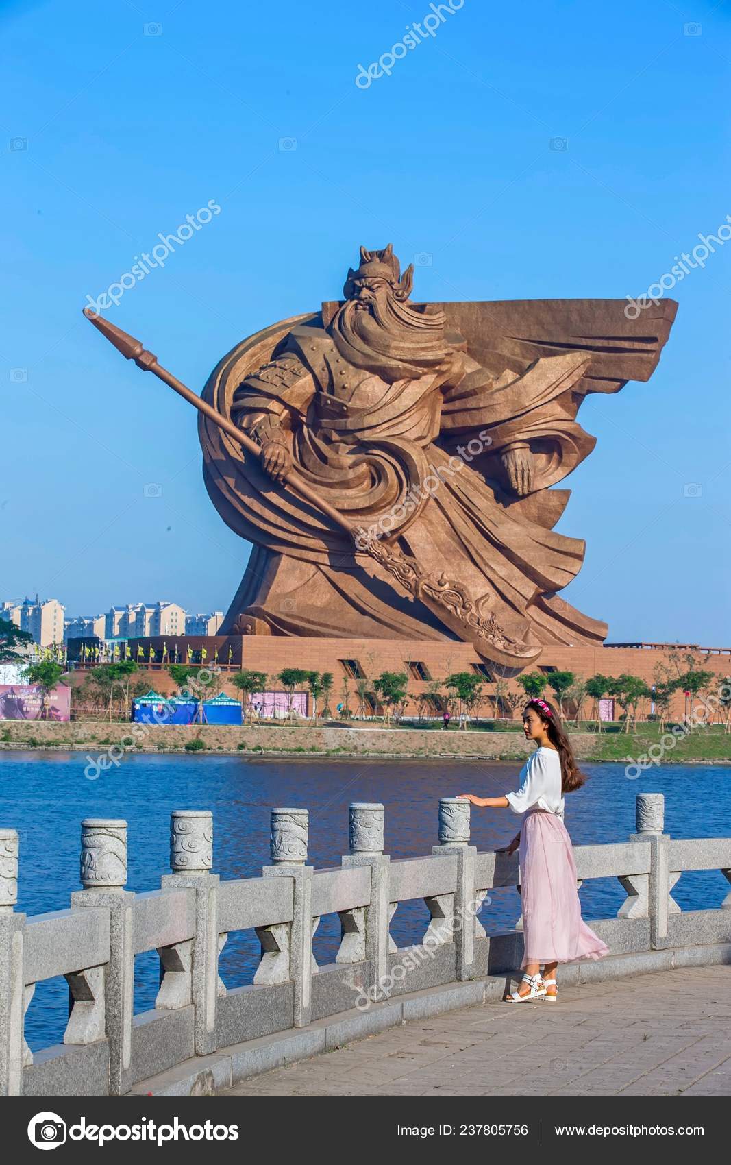 Statua Gigante Di Guan Yu