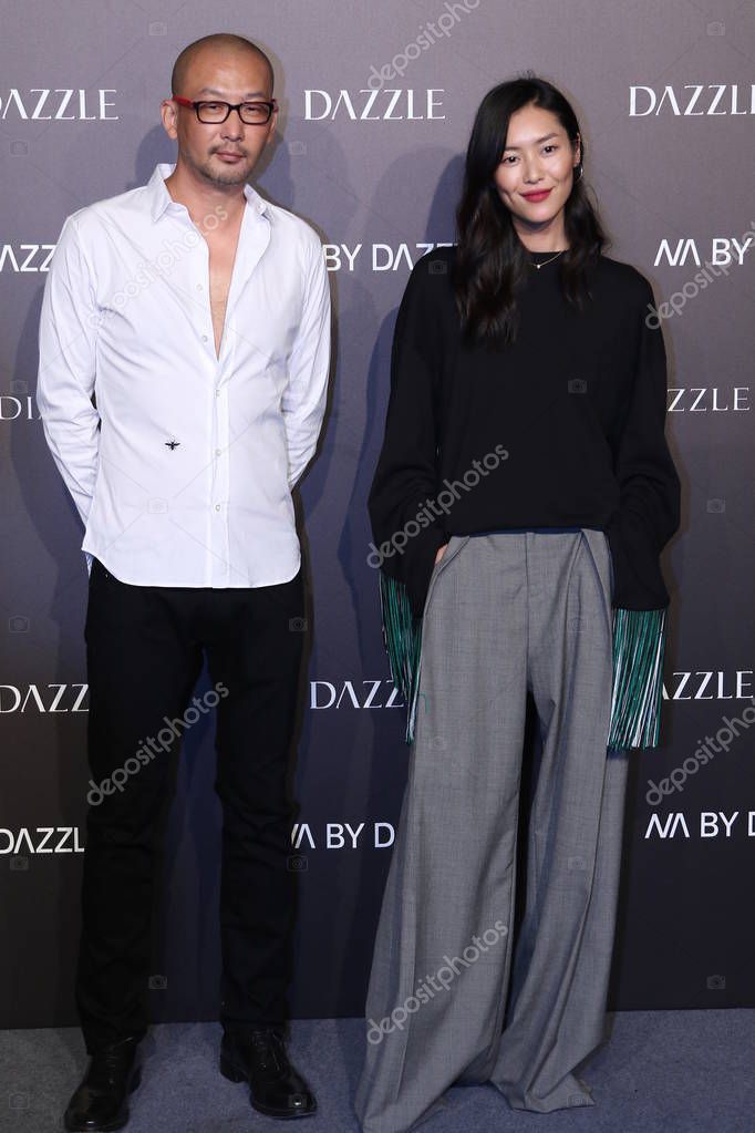 El súper modelo chino Liu Wen, a la derecha, posa en un desfile de moda de "DAZZLE" en Shanghai ...