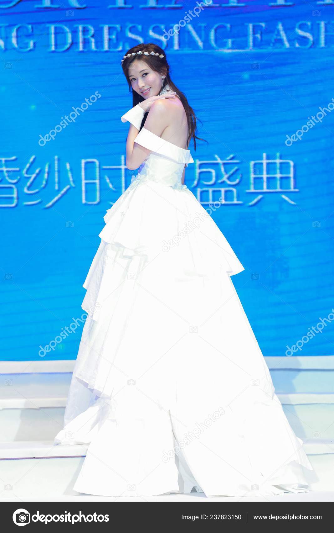 Taiwanese Model Actress Lin Chi Ling Clad Paper Dress Attends — Stock ...