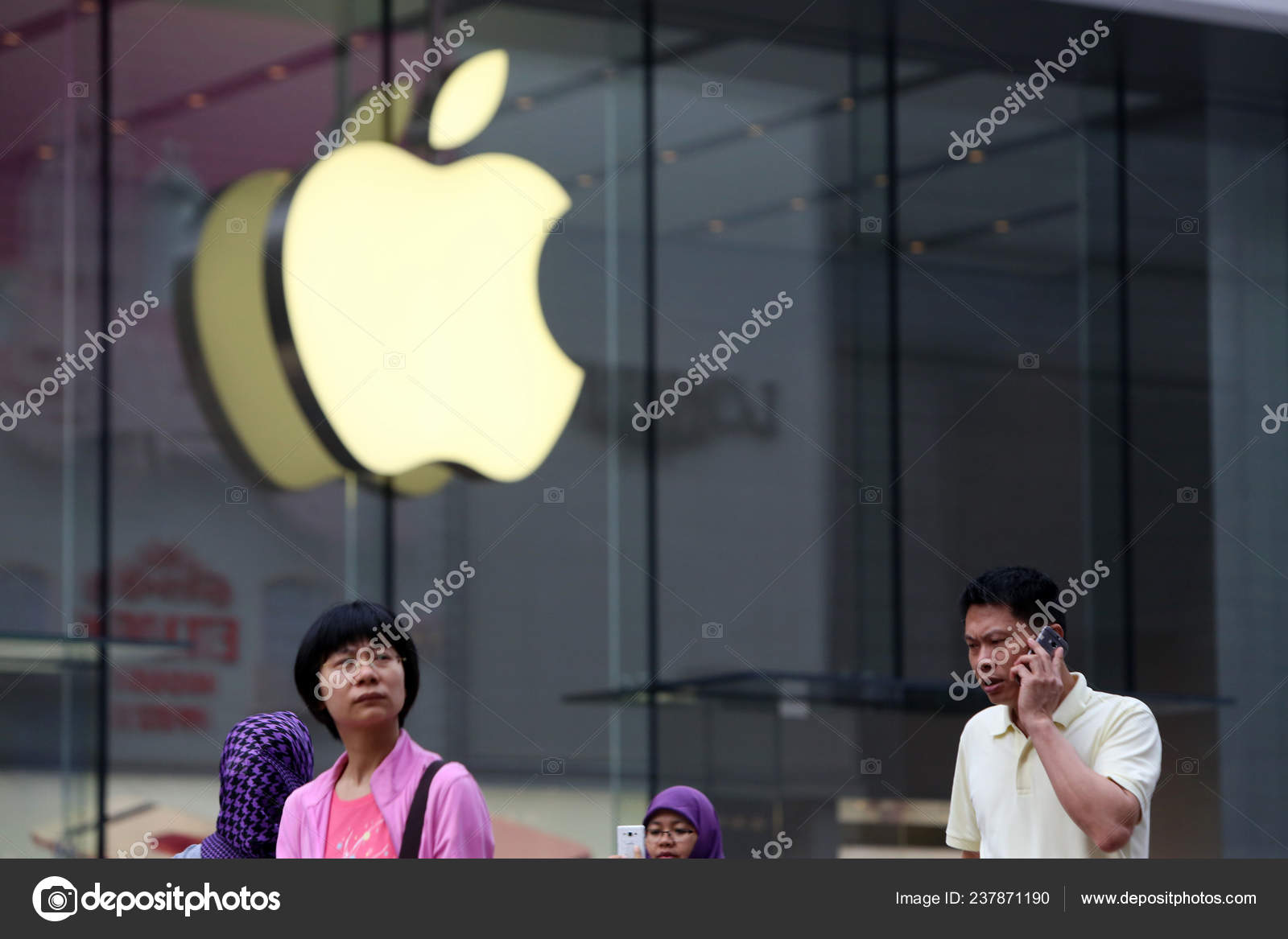 Pedestrians Walk Apple Store Nanjing Road Shopping Street Shanghai ...