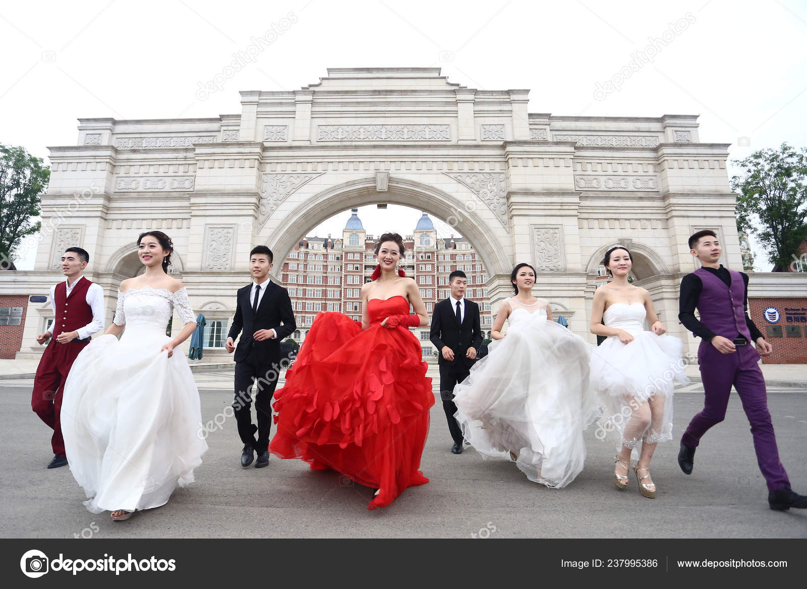 Chinese Graduates Who Relationships Dressed Wedding Gowns Pose ...