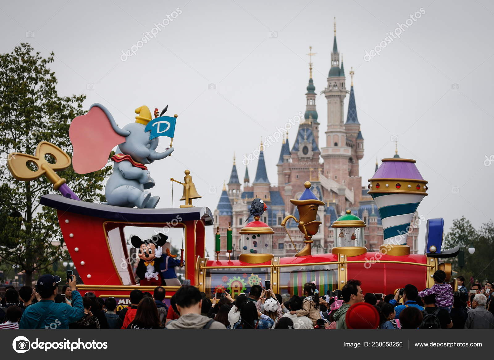 Animador Vestido Con Disfraz Mickey Mouse Saluda Los Visitantes Durante ...