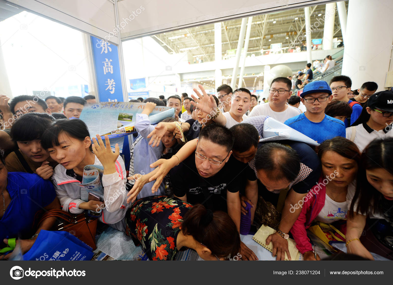 Students Parents Crowd College University Aspiration Consultation ...